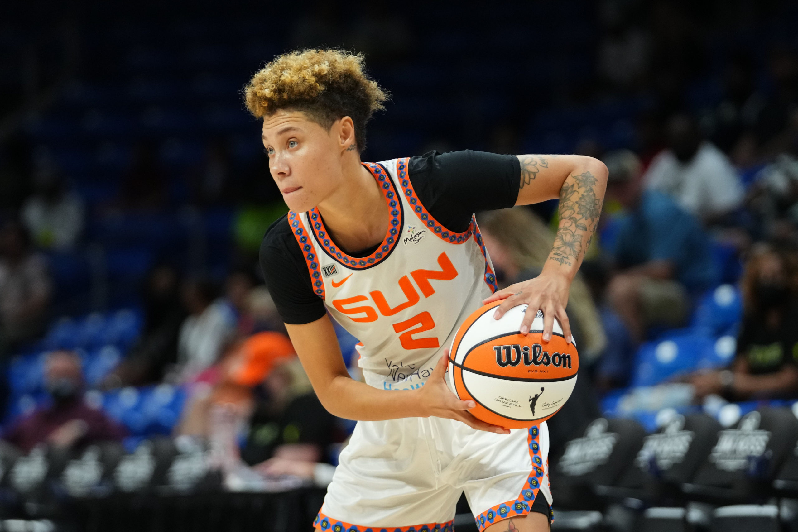 Natisha Hiedeman re-signs with Connecticut Sun - Just Women's Sports