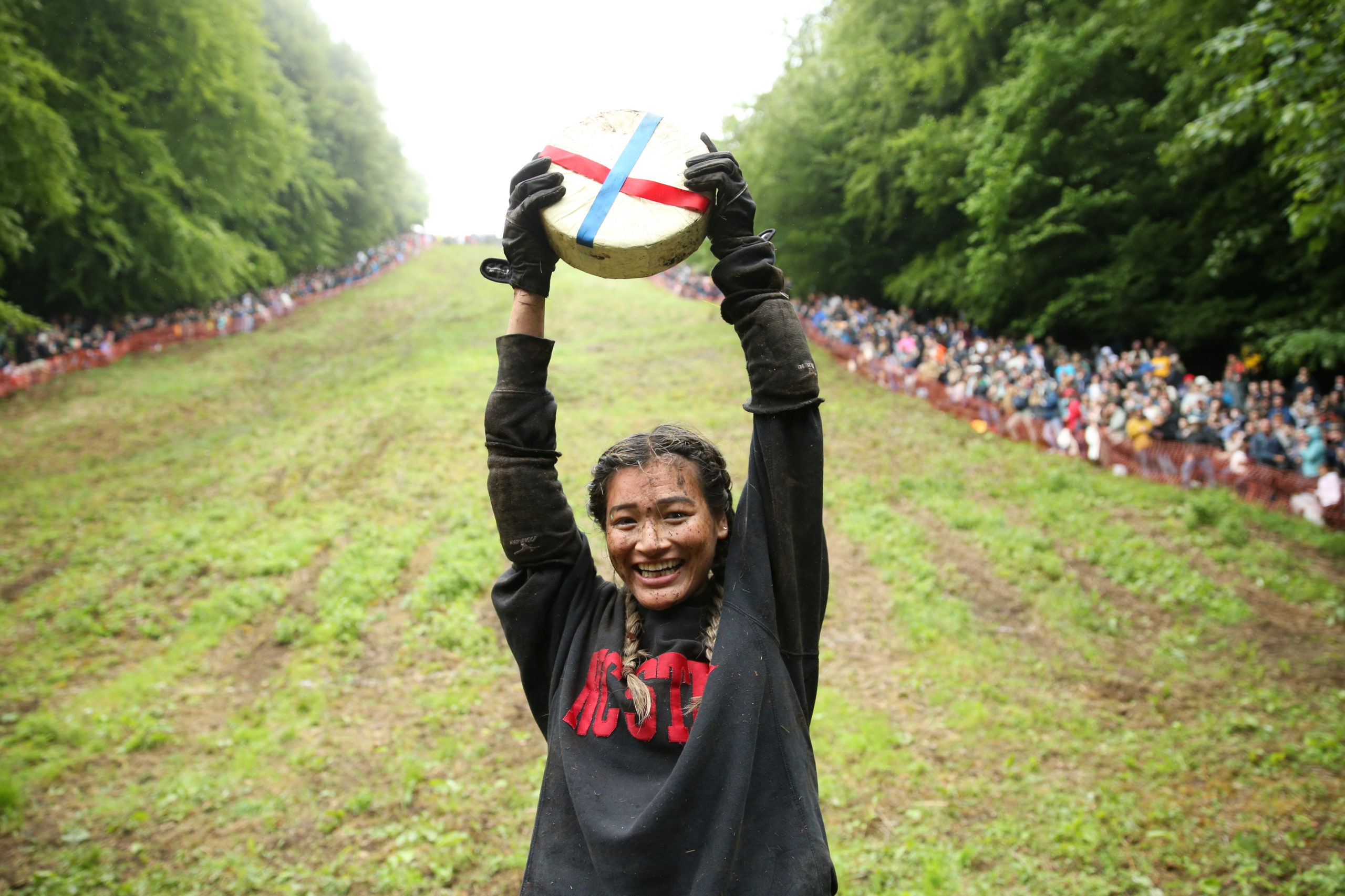 Say cheese: 21-year-old American wins UK cheese rolling contest - Just ...