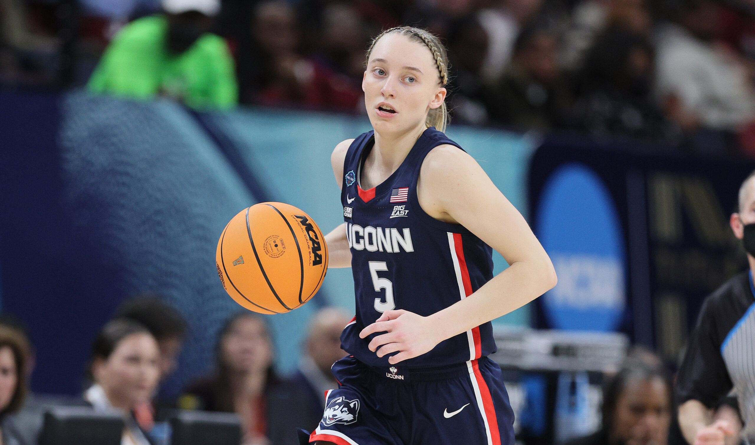 Paige Bueckers gets roaring ovation at UConn kickoff event - Just Women ...