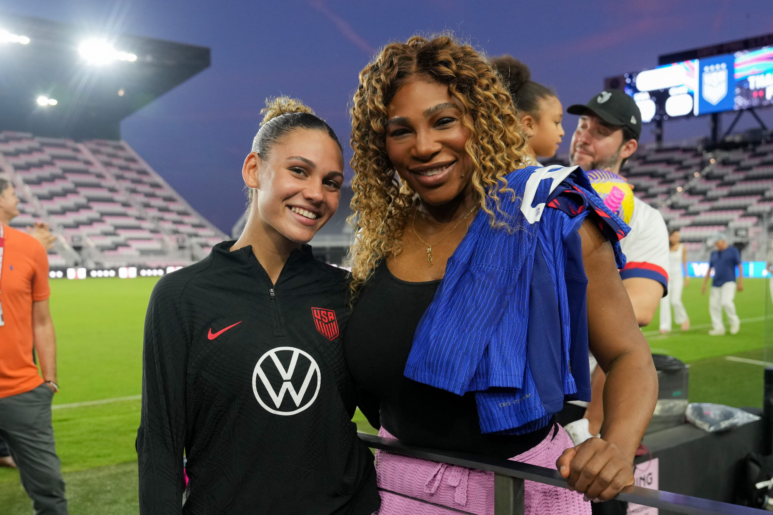 Trinity Rodman gifts jersey to Serena Williams after USWNT win - Just ...