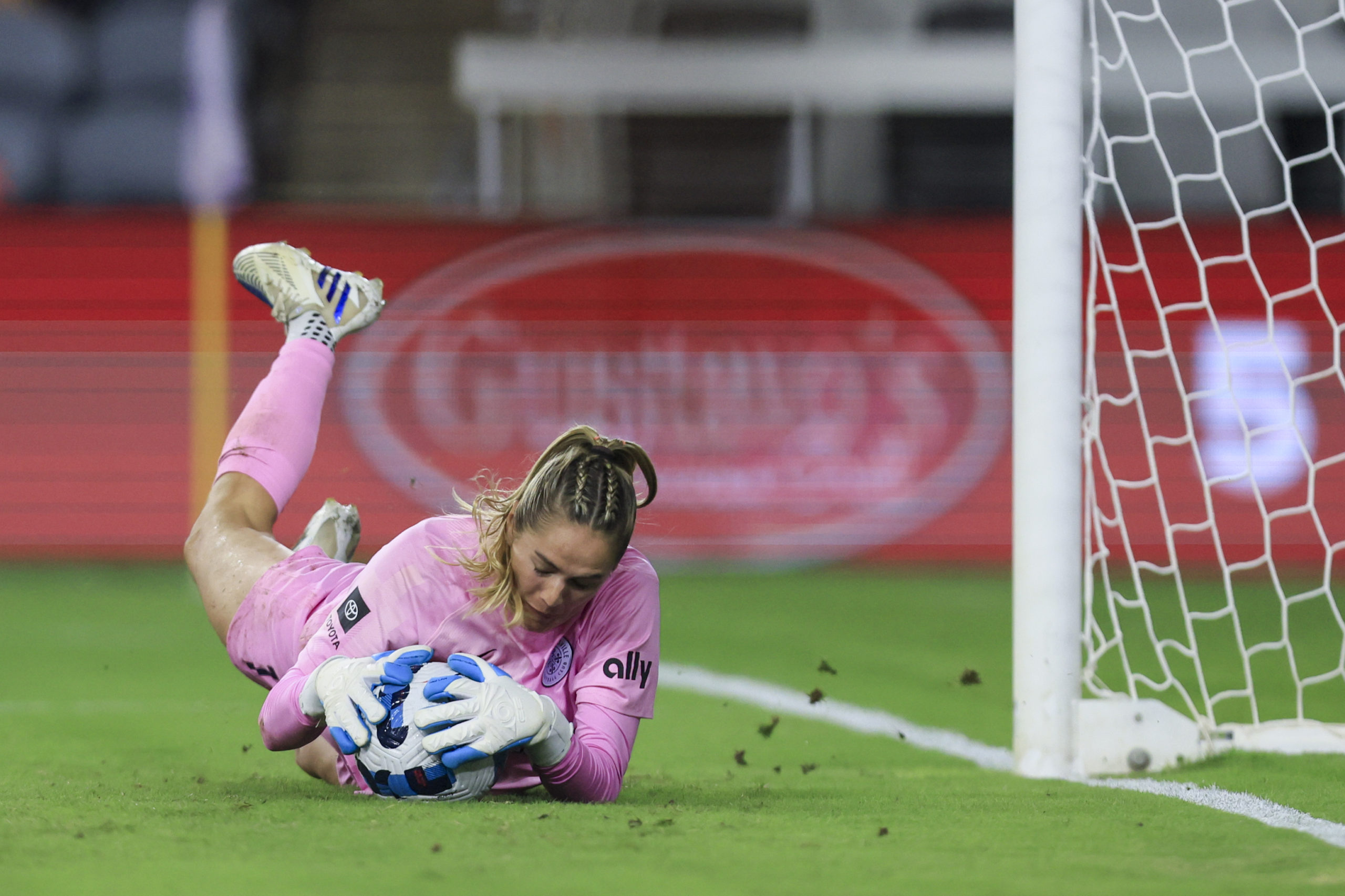 Racing Louisville’s Katie Lund ties NWSL save record in draw with OL ...