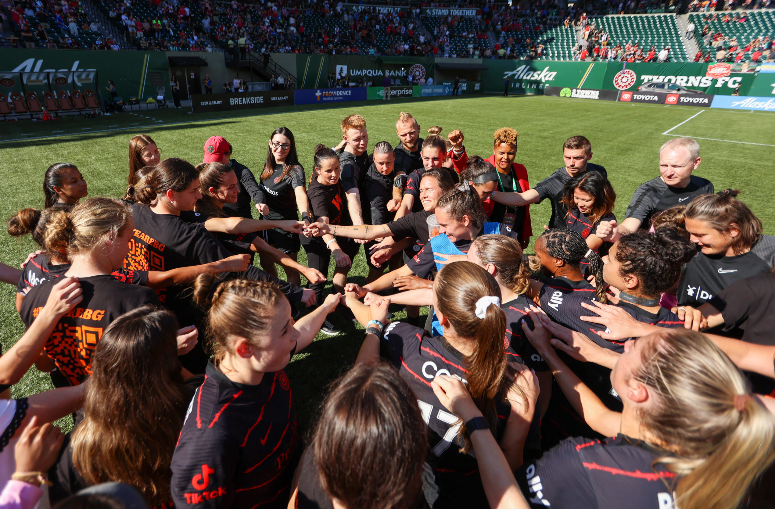 Portland Thorns players embrace fans amid NWSL abuse fallout - Just ...