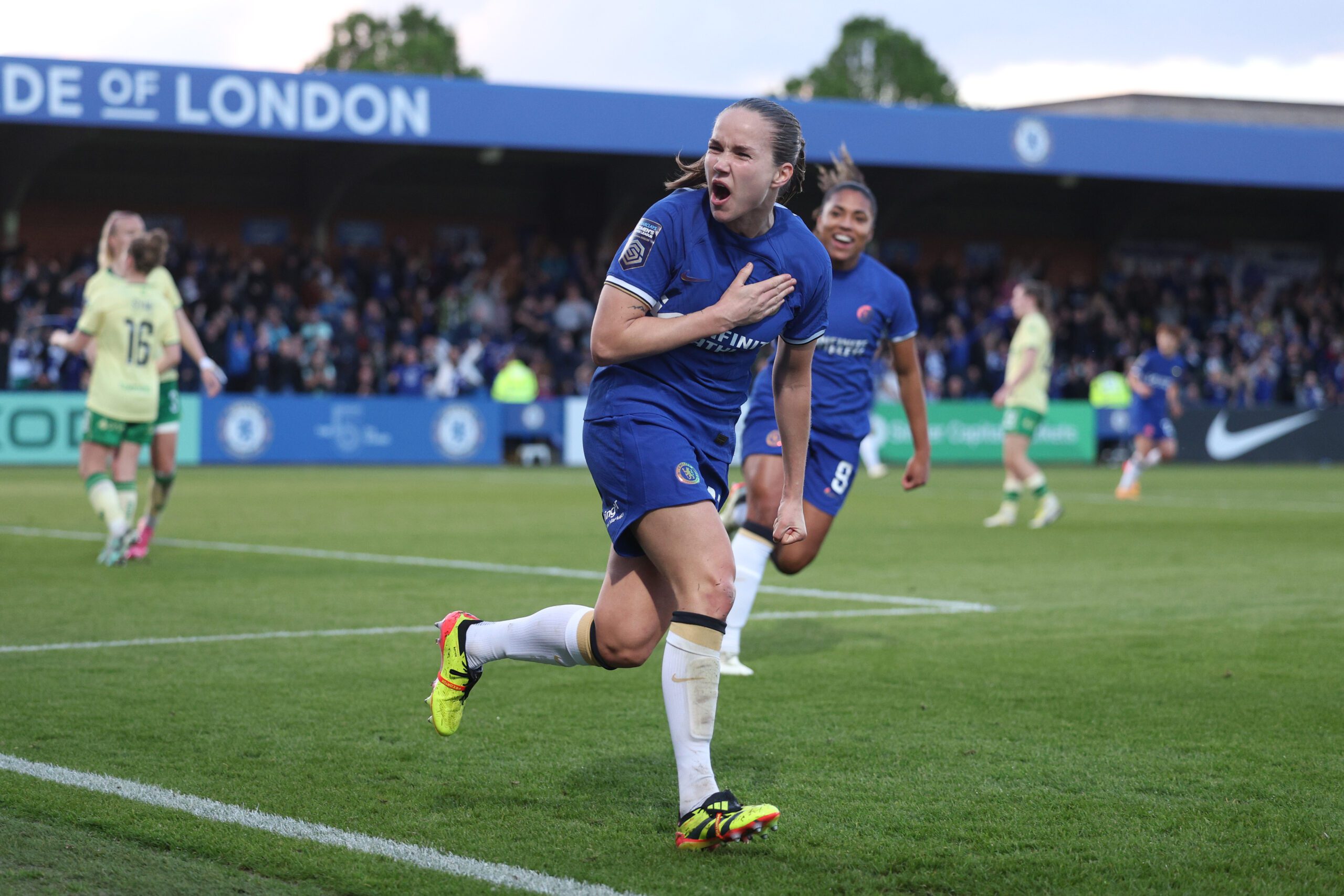 Chelsea Women Back in Title Race After Whirlwind WSL Weekend